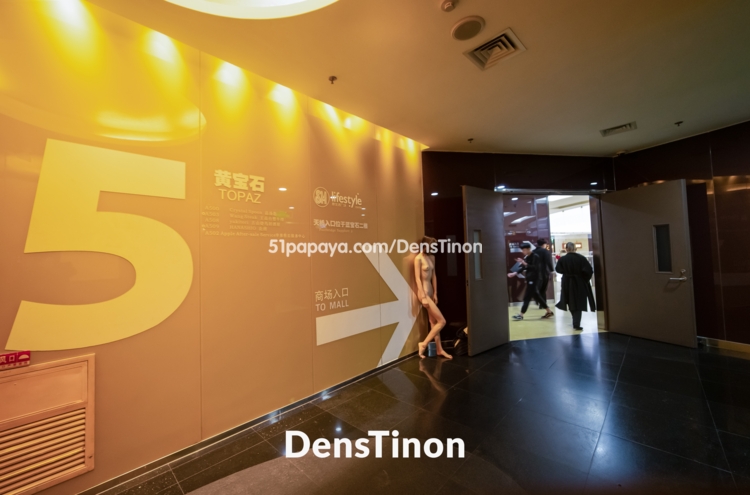 姚艳丽 on Twitter: "RT @dens_tinon: 厦门鞋店 #厦门露出 #露出 #母狗 @DDDDBBHH @hutuiaitewo @tuleibacui ...