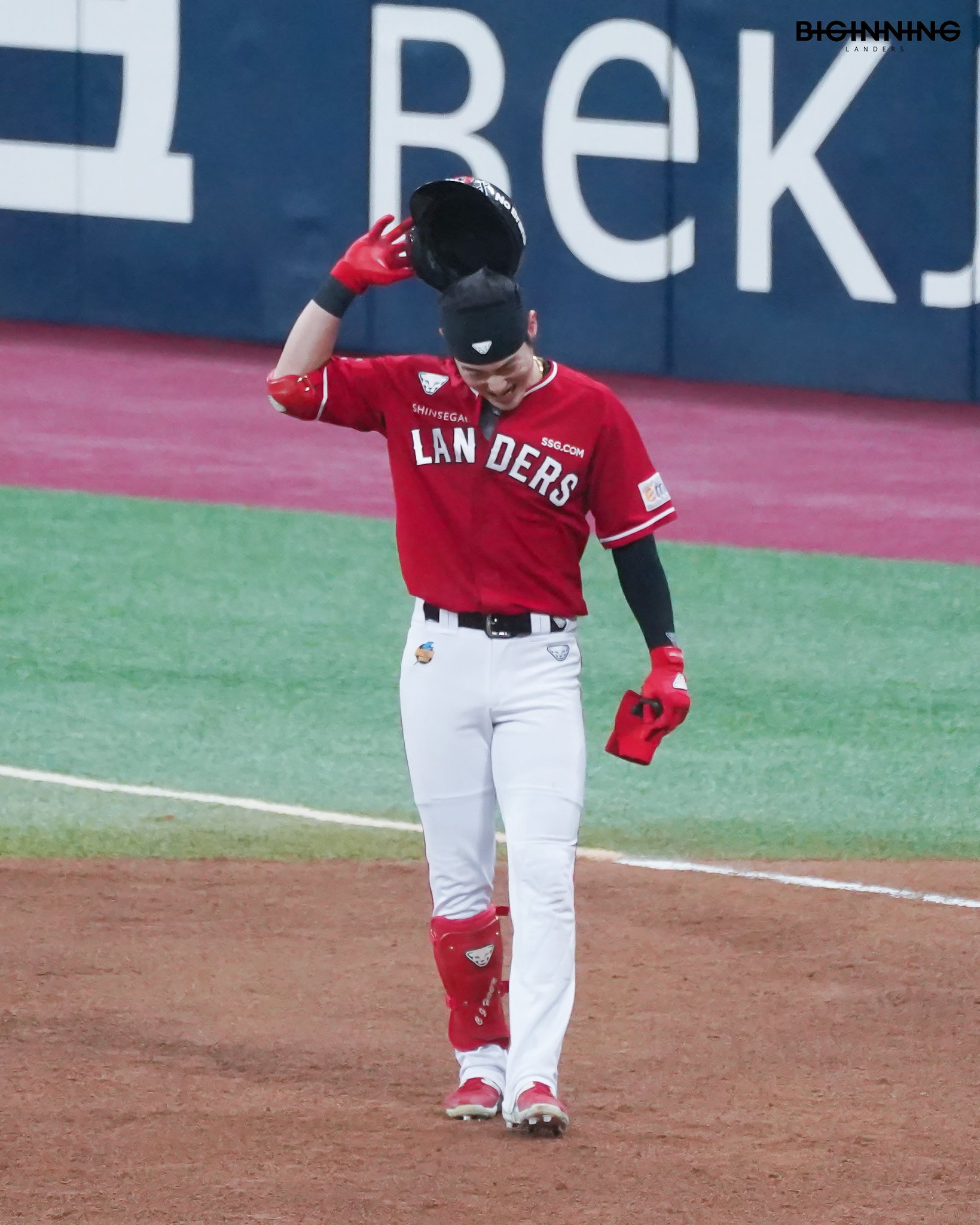 𝙱𝙸𝙶𝙸𝙽𝙽𝙸𝙽𝙶 on Twitter: "221104 SSG vs 키움 한국시리즈 3차전 야구를 향한 너의 간절함을 믿기에 나는 오늘도 널 응원해 _ (바닥에 헬멧 내려치지 ...