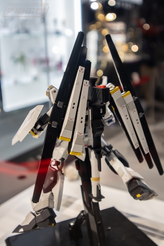 電撃ホビーウェブ on Twitter: "【週末の話題】『機動戦士ガンダム 逆襲のシャア』METAL ROBOT魂 νガンダム（ダブル・フィン・ファンネル装備型）フィギュアが秋葉原で展示 ...