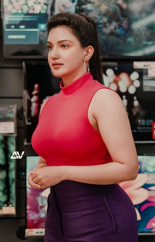 Honey Rose OfficiaI on Twitter: "Focus on what you want 👀♥️ https://t.co/15OAPsm8Yc" / Twitter