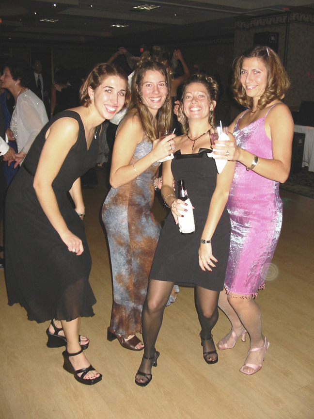 Amateur Pantyhose On Twitter Posing With Her Friends While Wearing