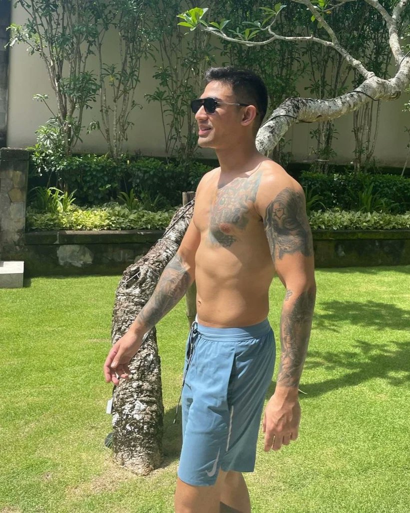 MRVVIP on Twitter: "Axel Matthew shirtless on garden snaps. #selebwatch"