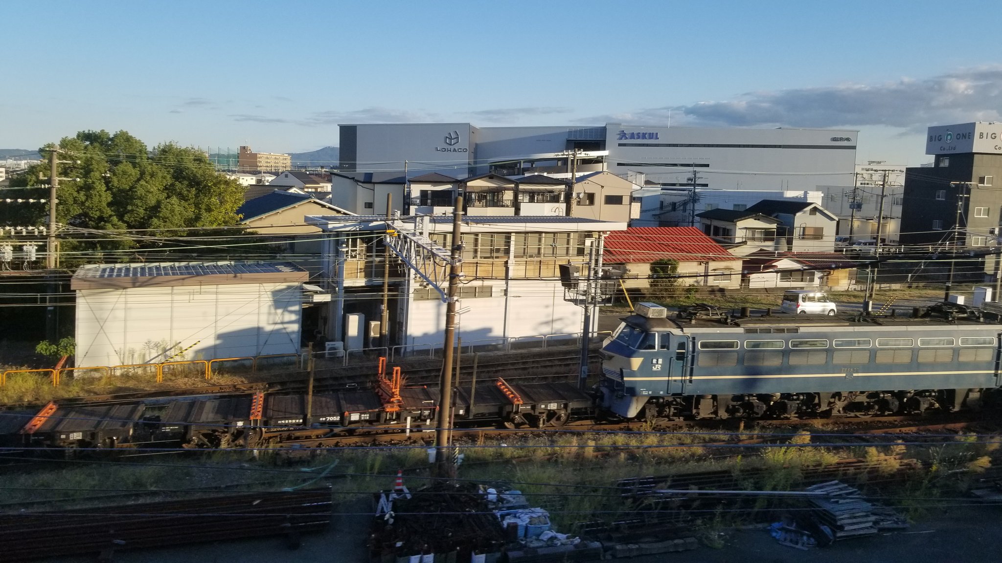 上野 恒彦 on Twitter: "#貨物列車 #8865レ #EF66 #ニーナ 昨日は愛知機関区見学ツアーに展示されたEF66-27が帰ってくるので仕事前に撮り鉄📷 島本駅で動画に収めた ...