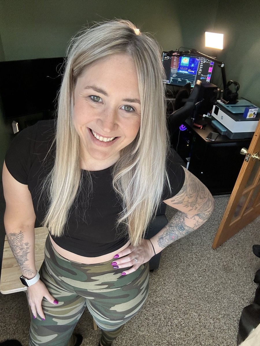 Happy Thursday… We Live On Twitch Link ⬇️ Subgirl0831 Subgirl0831