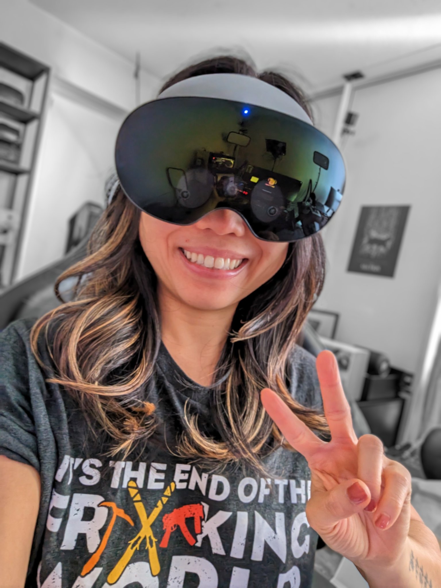 Cas and Chary VR 🔜 CES 2023 on Twitter: "I spawned multiple monitors using the Quest Pro and ...