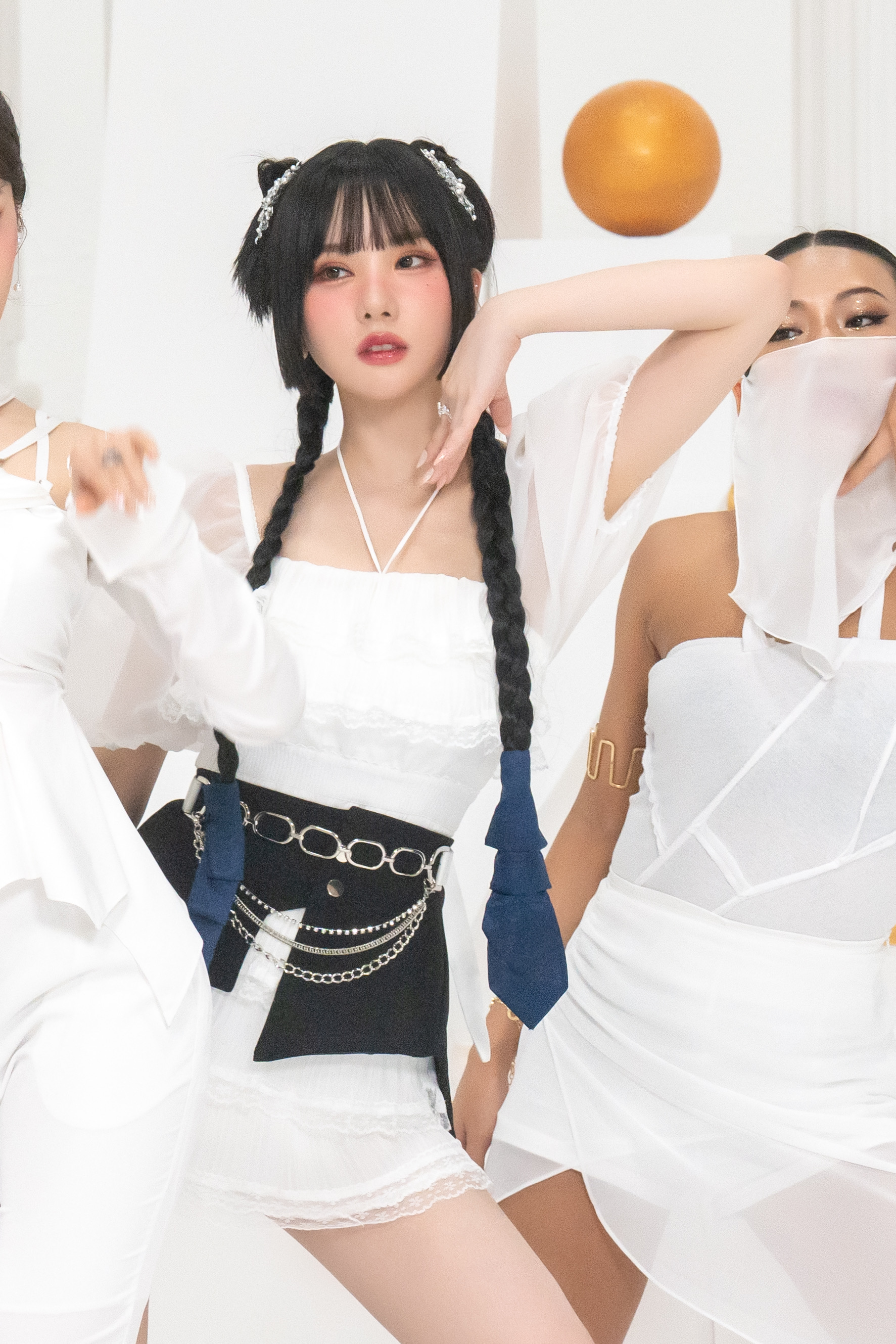 GFSquad on Twitter: "[PIC] 221028 - VIVIZ 'Rum Pum Pum' MV Behind Photos - Eunha (2) #여자친구 ...