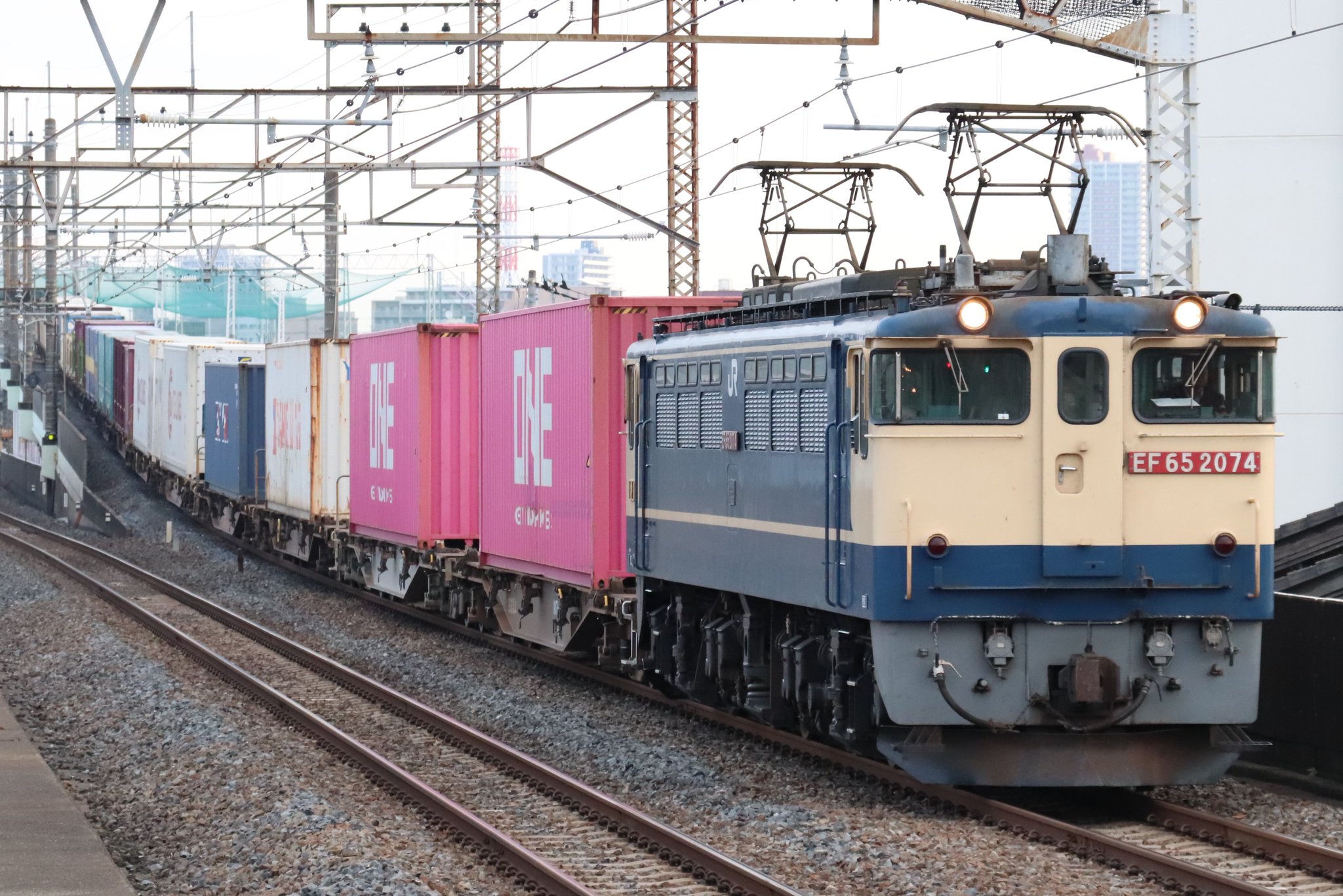 SS-20の人💮🎙️ on Twitter: "2022/10/28 4072レ EF65 2074+コキ16車 73レ EF66 110+コキ20車 8685レ EF65 2127+タキ10 ...