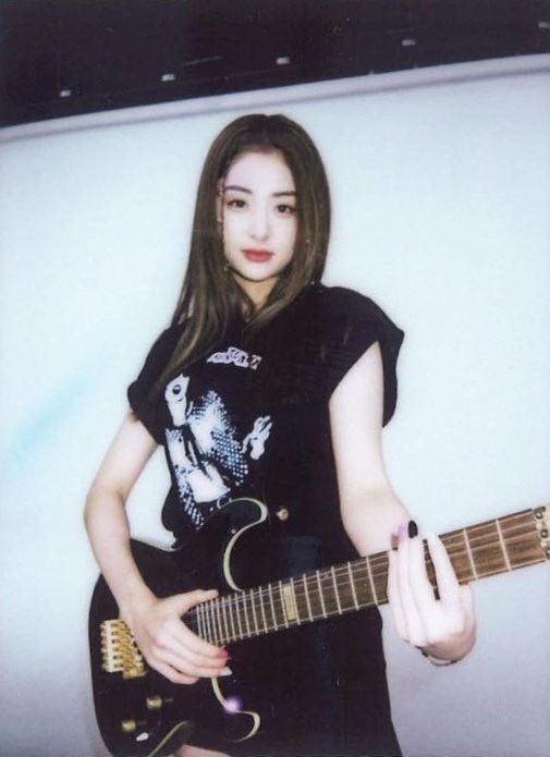 ssera pics on Twitter: "thread of yunjin’s viral videos on twitter https://t.co/OVLtUXXYB2 ...