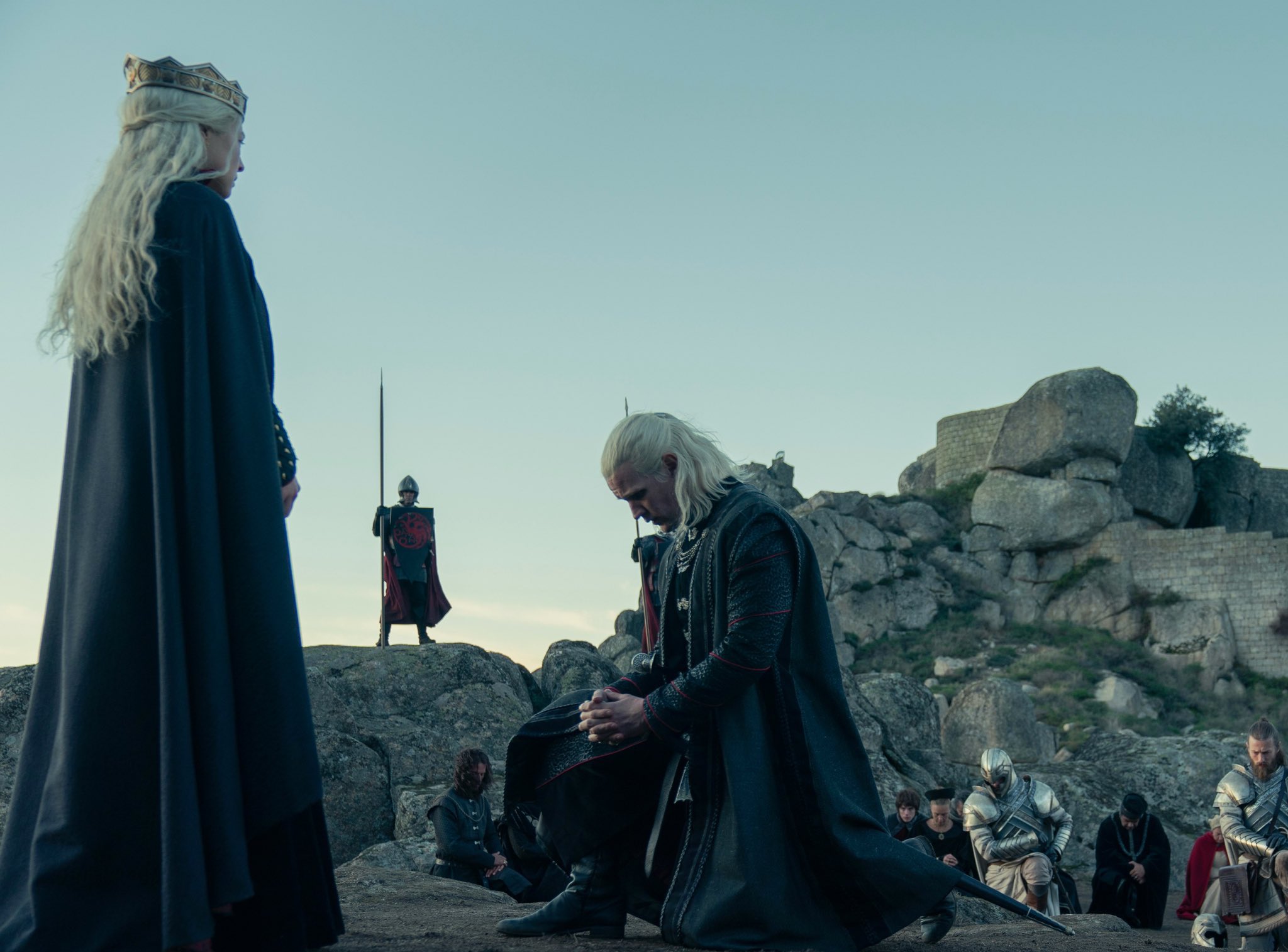 mira 🐉 on Twitter: "daemon malewife targaryen crowning his queen and bending the knee to her ...
