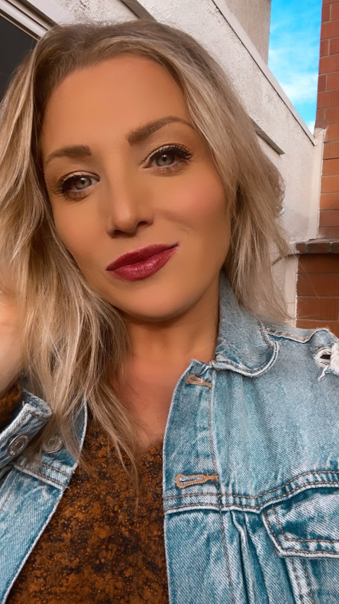 Emily ™ on Twitter: "The gloves are off; the lipstick is on 💄 https://t.co/tQl7TJ4LRt" / Twitter