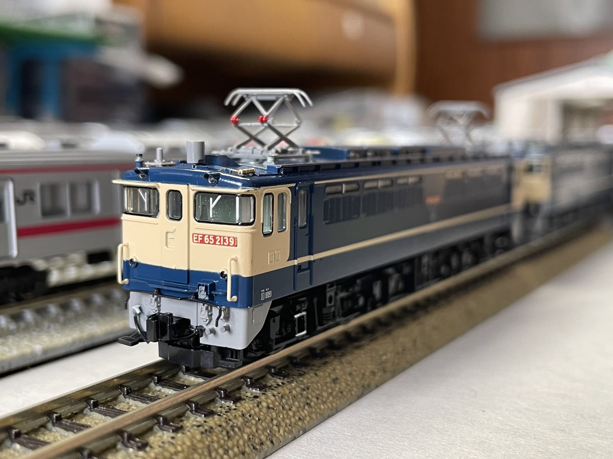 とうばた。 on Twitter: "EF65 2139完成！ 全検明けの仕様で製作。レボのナンバーが好きなのであえて金文字の物を取り付けています。 https://t.co ...
