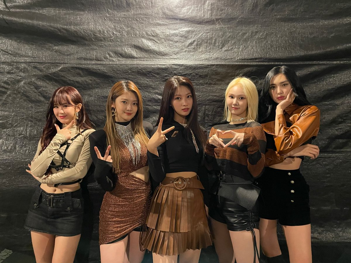 EVERGLOW OFFICIAL on Twitter: "[📸EVERGLOW] 22.10.29 BWB 2022 K-POP CONCERT 포에버 응원으로 행복 지수 190819 ...