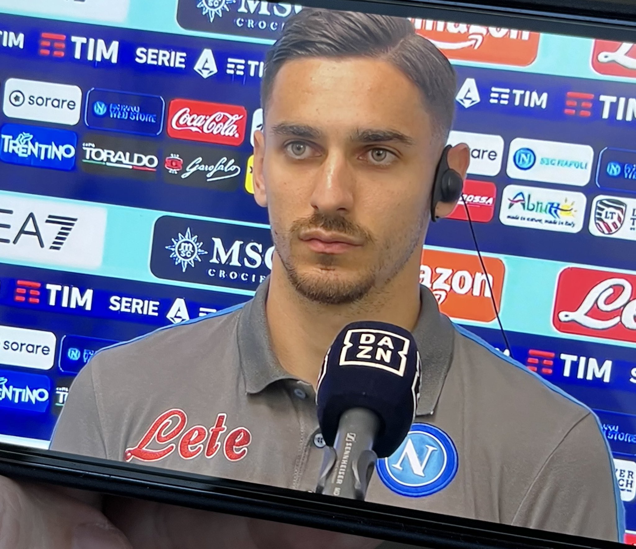 Antonio Monaco on Twitter: "C’è qualcosa che non quadra… 🙃 @sscnapoli #meret #NapoliSassuolo ...