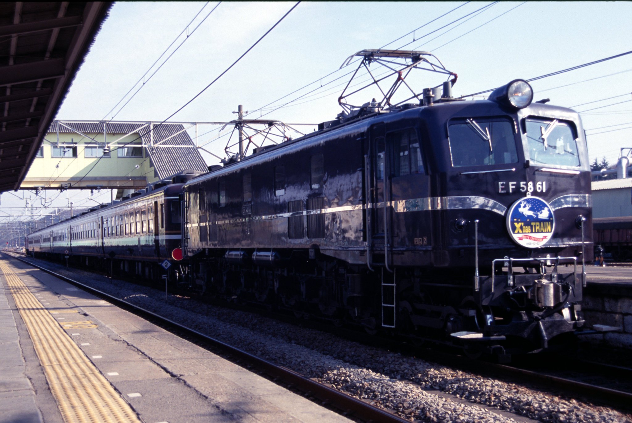 Y2 on Twitter: "鉄道博物館でEF58 61が遂に公開とのことで、12月にロクハンから発売されるZゲージの予習がてら、昔のフィルムを電子化。1998年12月23日の信越本線安中駅 ...