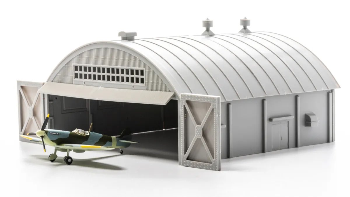 nippper.com on Twitter: "単体ではちょっと小さくて寂しかった1/144の飛行機模型も、こうして建物と一緒に飾るといまにも動き出しそうな雰囲気に！！ 35年越しの約束は ...