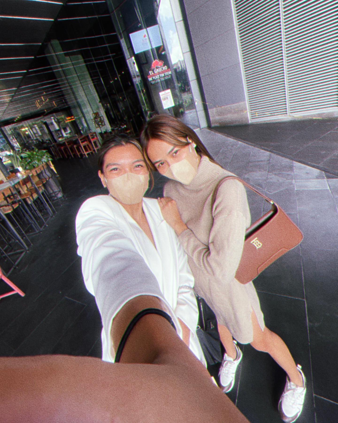 Samantha Bernardo on Twitter: "Gen Z VS Millenials photo taking. 🥲 Saan ...