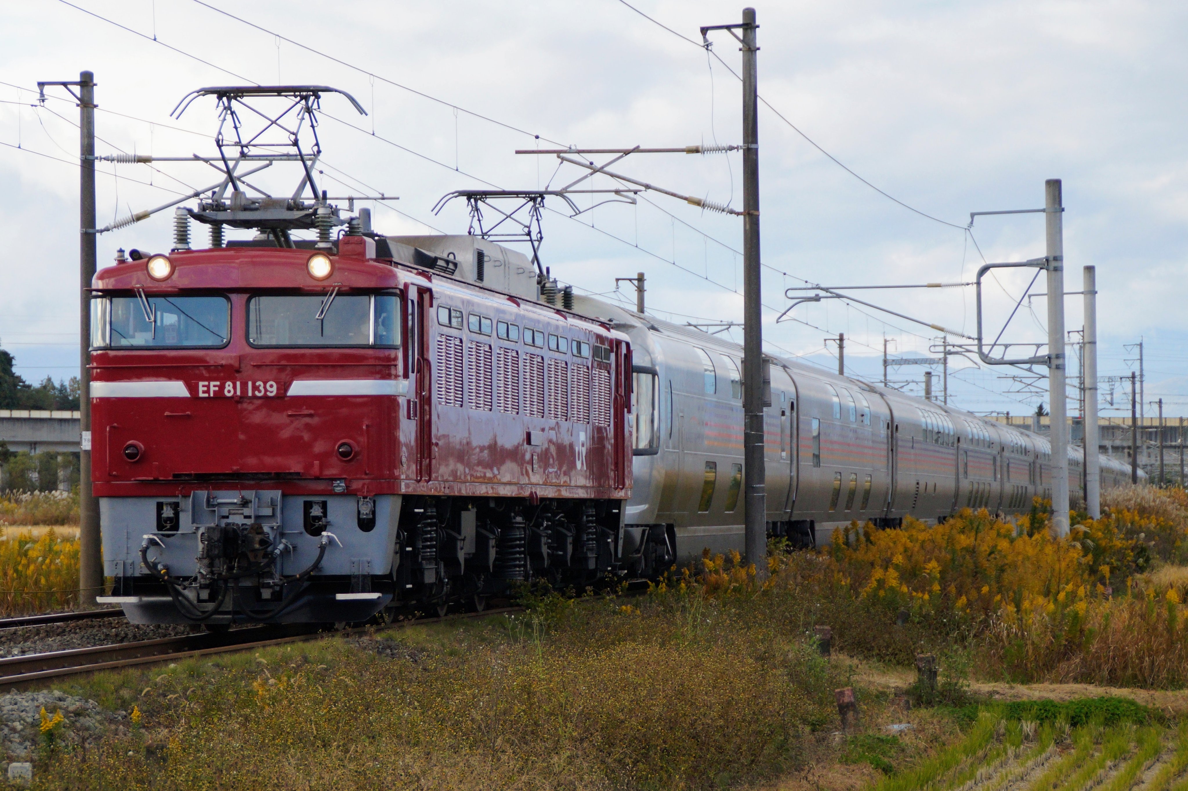 くさつ on Twitter: "2022/10/30 回9110レ カシオペア紀行 返却回送 EF81 139[尾]+E26系[東ｵｸ]12B https://t.co/12f8BwRTl4 ...