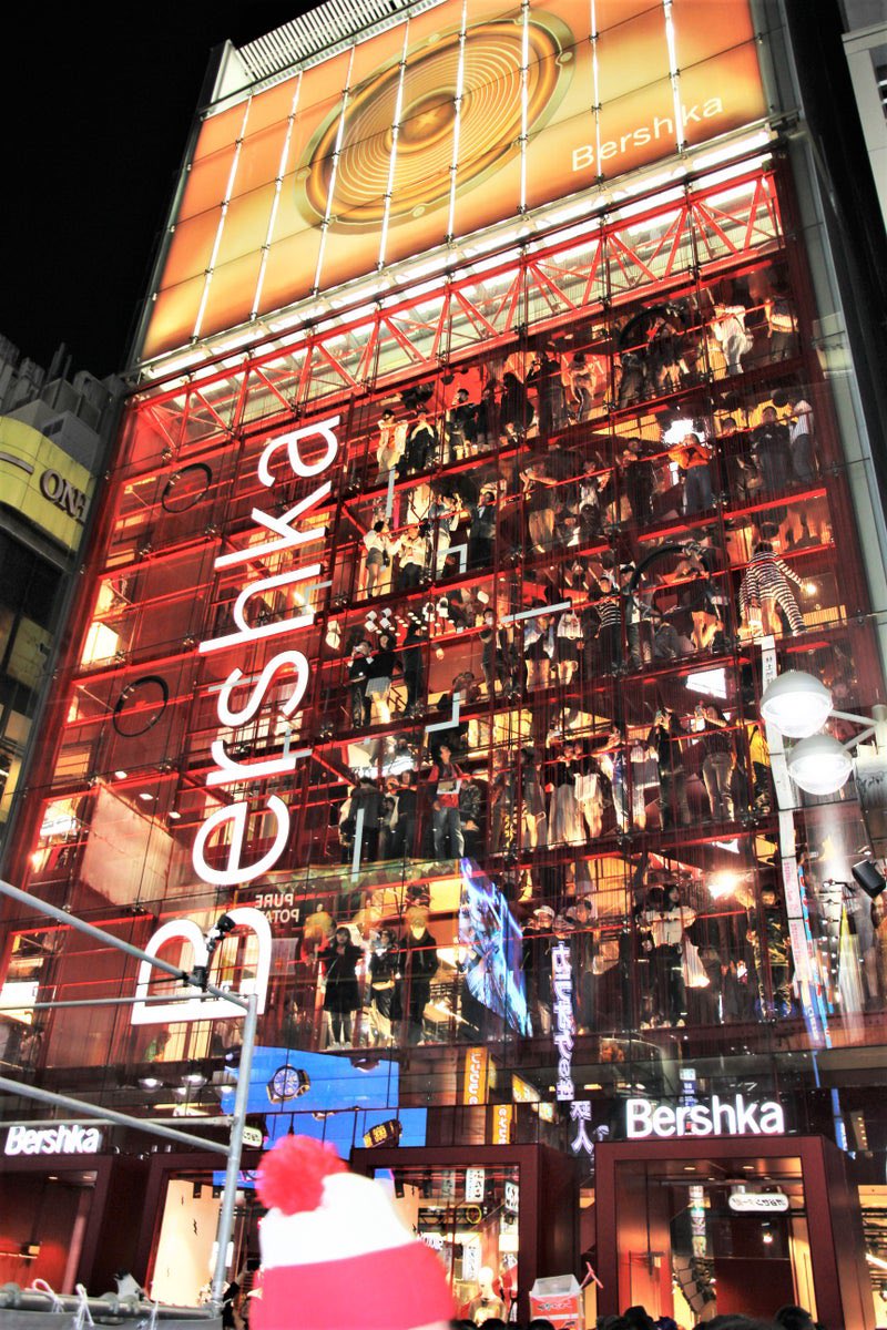 Panflyer On Twitter 2017年の渋ハロの時 ハロウィンのときだけパンチラスポットと化す渋谷bershkaの前にただいた 確かに見えるんだけどそれより 通りかかる人が 男