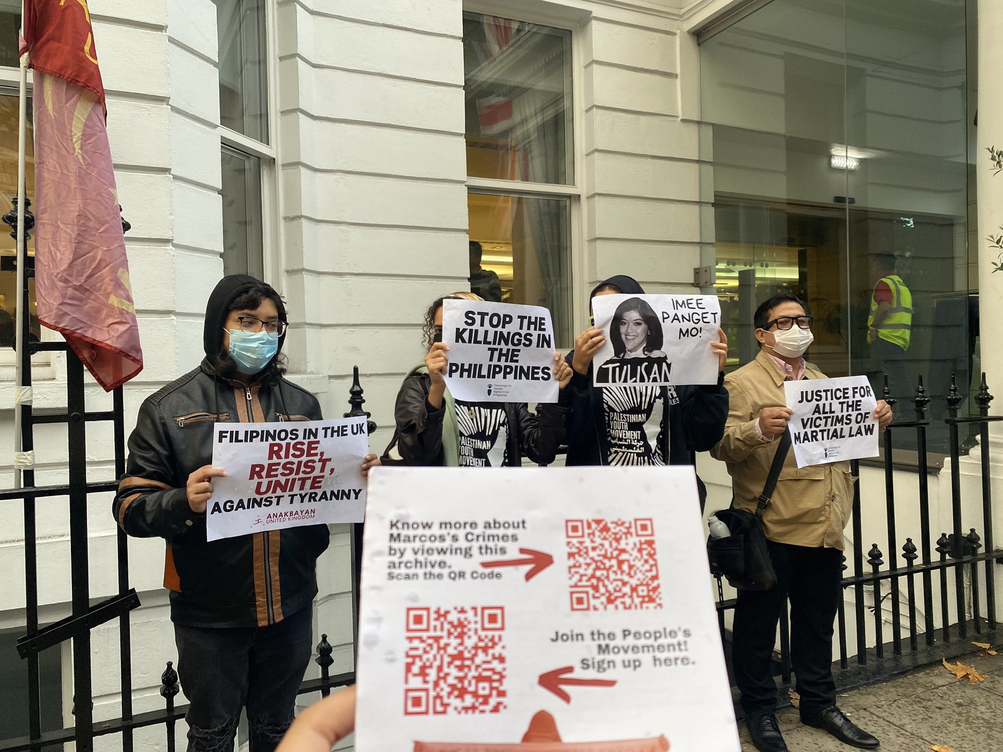 Lian Buan On Twitter Earlier In London A Picket In Front Of A Hotel