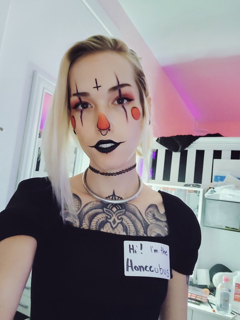 𝘔𝘪𝘴𝘴𝕽𝖊𝖉𝘓𝘪𝘯𝘦 on Twitter: "Full last minute costume from last night - I'm the Honccubus 🎺🔴😈 ...