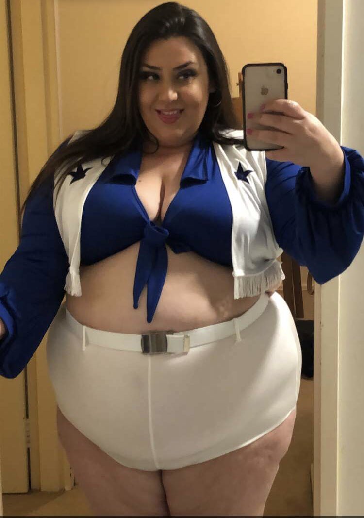 bbwlayla on Twitter: "I feel like only people from Texas will get my costume 📣🤣 https://t.co ...