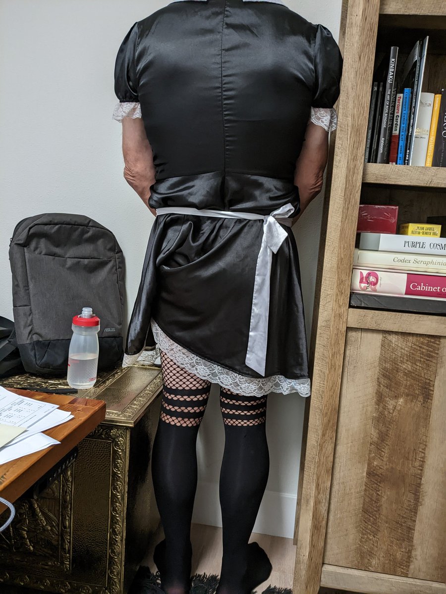 Daddy An Li 🤸‍♀️ on Twitter: "Have housebitch doing corner time in an actual corner of my office ...
