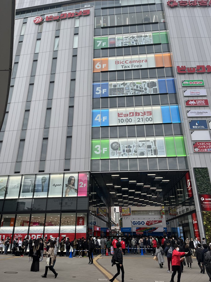 【大混雑】ビックカメラ千葉 割り込み相次ぎ客ブチ切れ「中国人転売ヤーだらけ」「店員平謝り」 動画や画像など ビックカメラ千葉駅前店 まとめダネ!