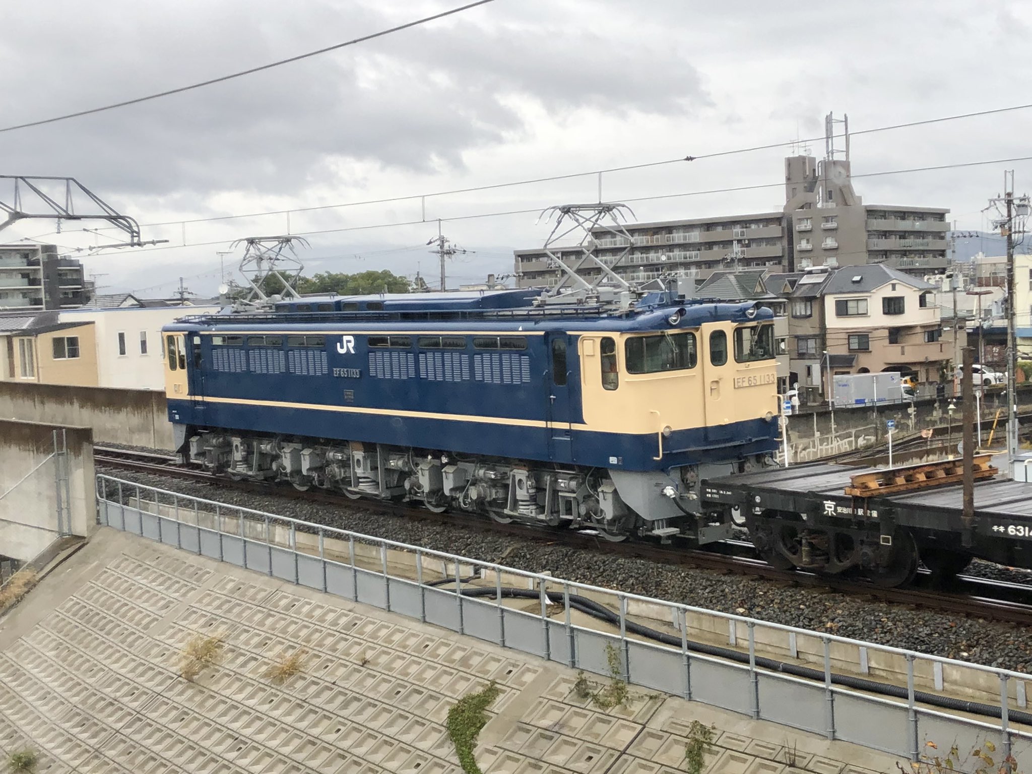65大好きや！ on Twitter: "ご近所でのEF65おっかけ(*´∀`)＊ 04/11/01（火）配7992レ 梅小路配給 EF65 1133 ＋ チキ2B 梅配あるかな〜？ともっさい ...