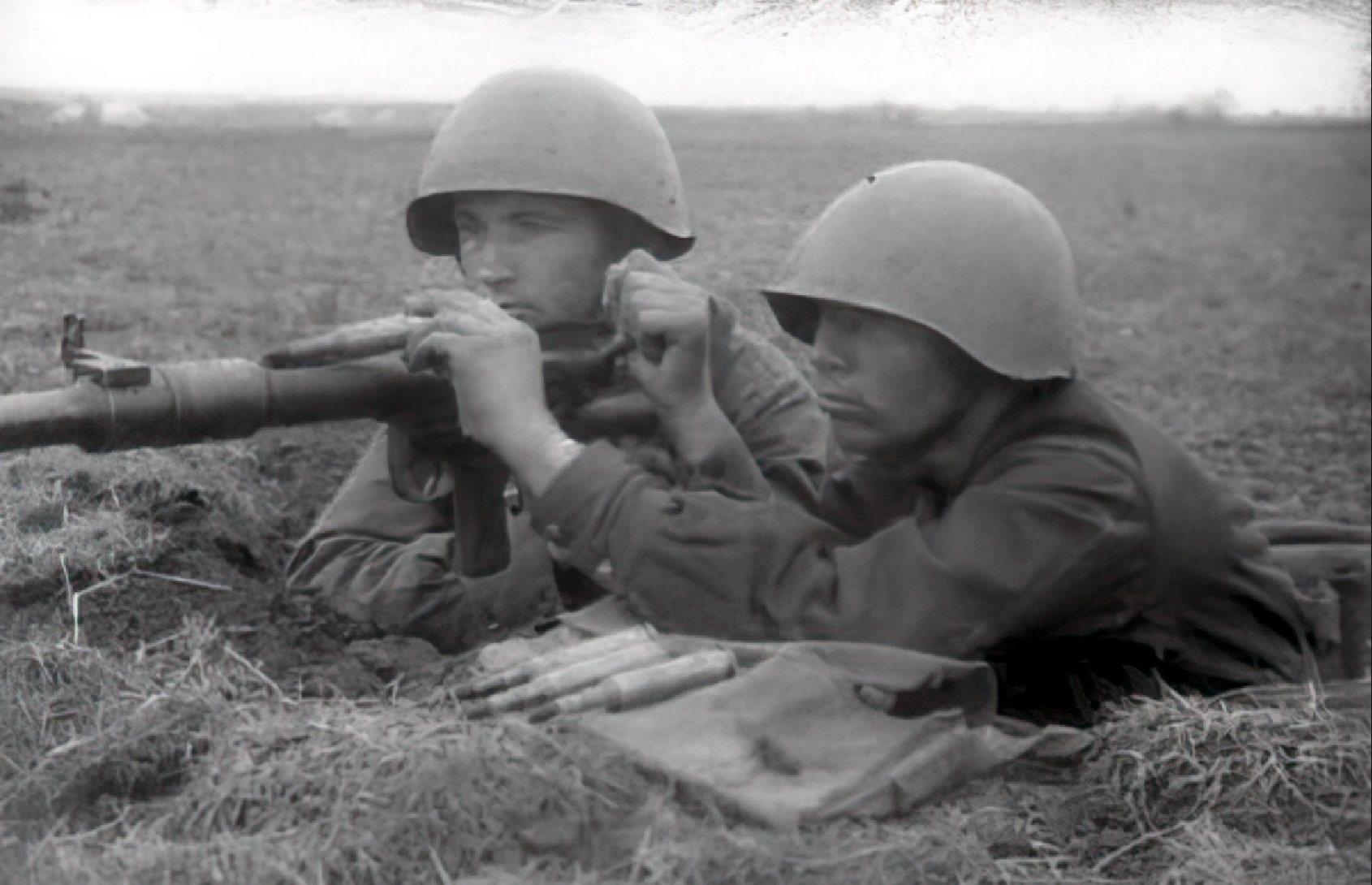 Tank Archives on Twitter: "Anti-tank riflemen in a foxhole, Battle for Voronezh, summer 1942 ...