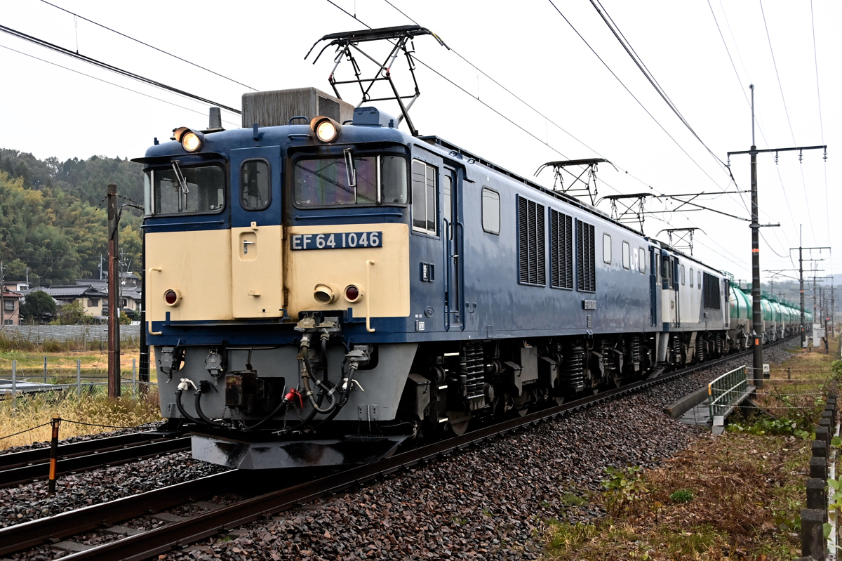 矢左衛門 on Twitter: "中央西線 8084レ EF64 1046号機 国鉄色・1027号機 更新色JRFマーク無し タキ14両、 小雨の瑞浪を定刻通過しました。😀 ️ https ...