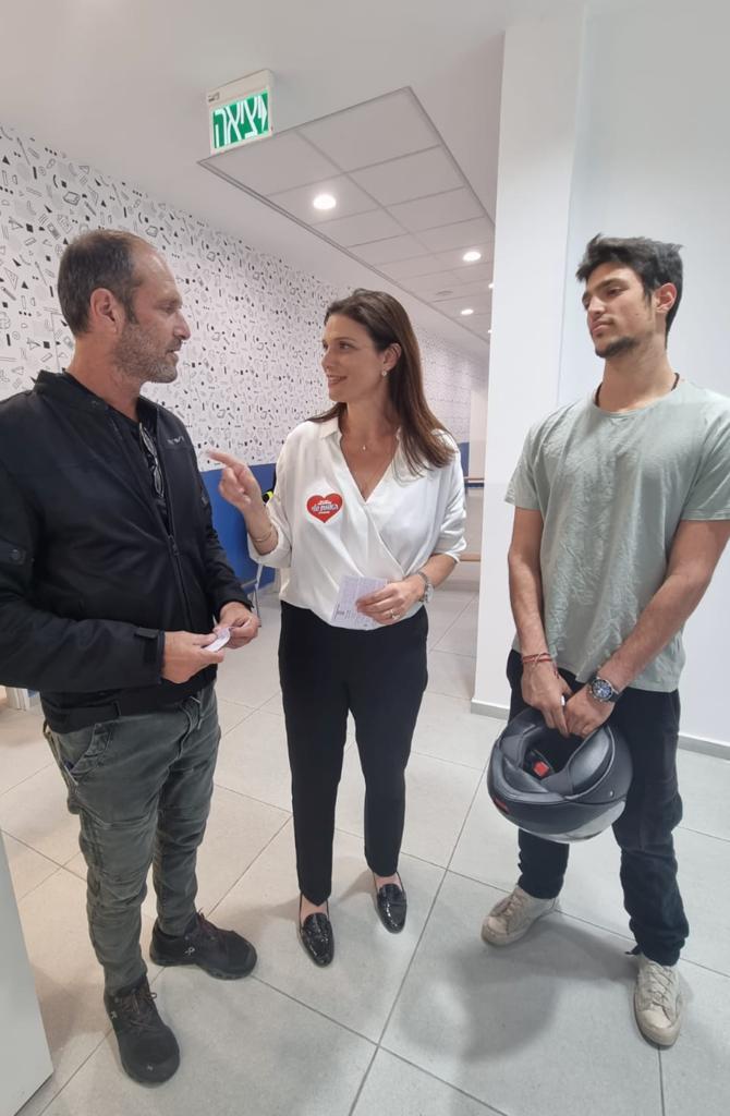 Efrat Rayten אפרת רייטן on Twitter: "בתור לקלפי עם שני אהוביי ממשים את זכותנו לאמת. הצבעה ראשונה ...