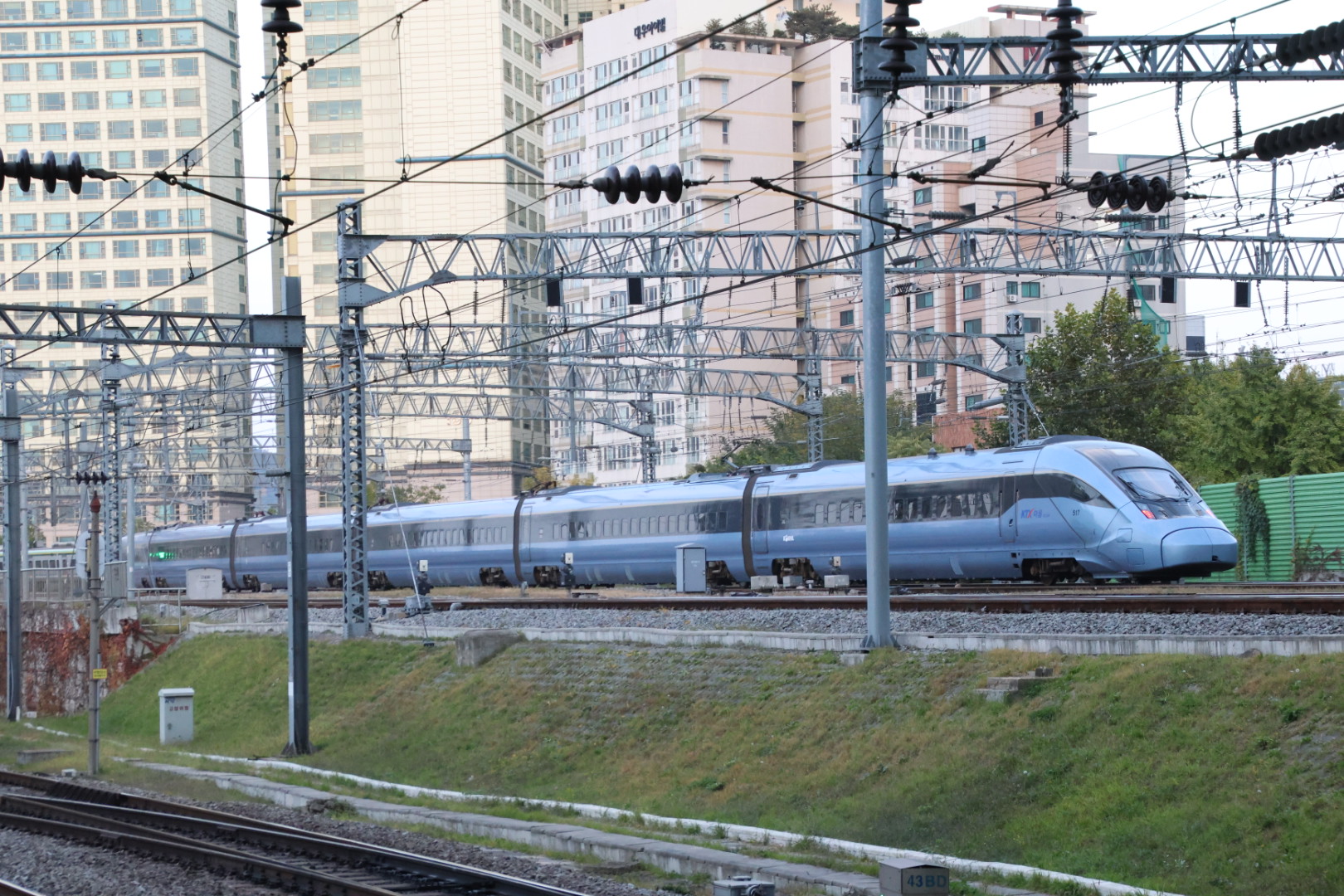 2427junction on Twitter: "2021年1月に営業開始したKTX-이음(KTXイウム)。メタリックブルーの塗装がカッコイイ。動力分散方式で最高260km/hです。 今回の ...