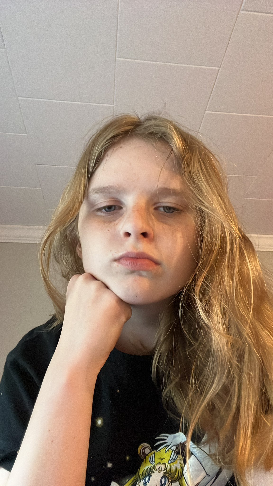 Emi-Chan on Twitter: "I’m home… today wasn’t a good day for me at school… But I’m here!