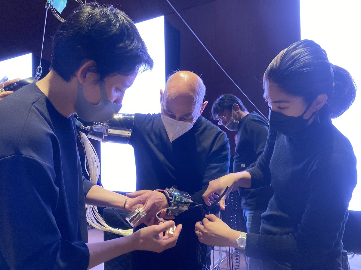 落合陽一 Yoichi OCHIAI on Twitter: "RT @Stelarc_agent: #ステラーク @HCE2022 リハ設営中、Extended Armをつけています🦾見に ...