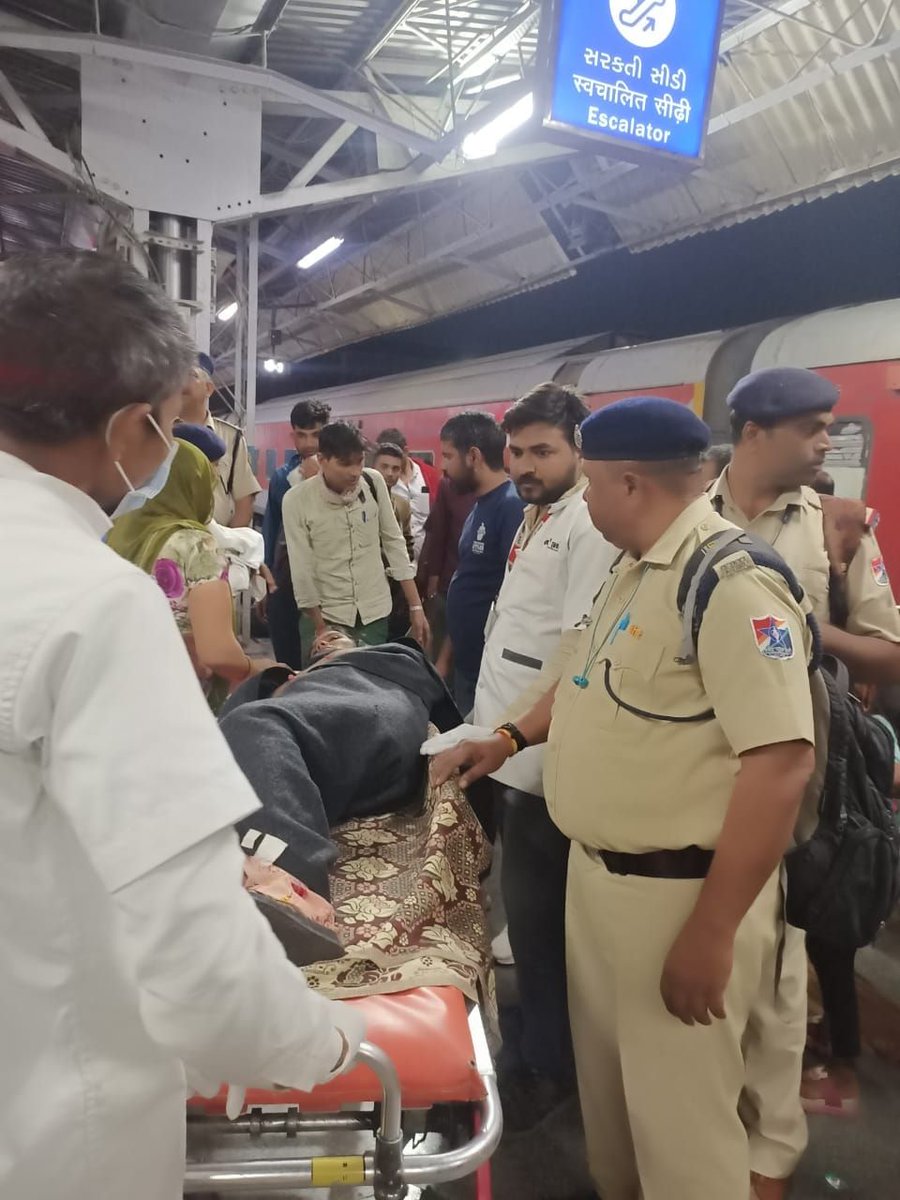 DeshGujarat on Twitter: "Western Railway RPF helps deliver two babies in moving train https ...