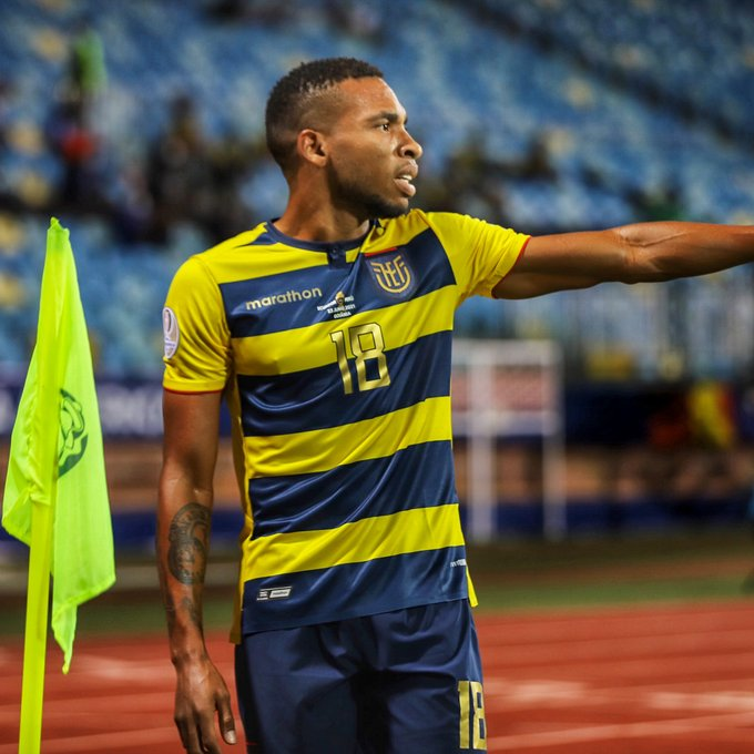 @CarlosXArguello 🇪🇨 Gustavo Alfaro agarró a semanas de debutar contra ...