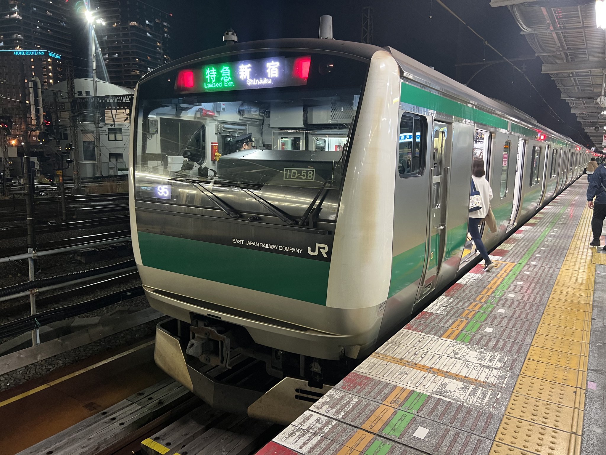 ポランザンGSE🇷🇺🚦 on Twitter: "相鉄線ホームに止まるE233-7000 https://t.co/j5pophh8Px" / Twitter