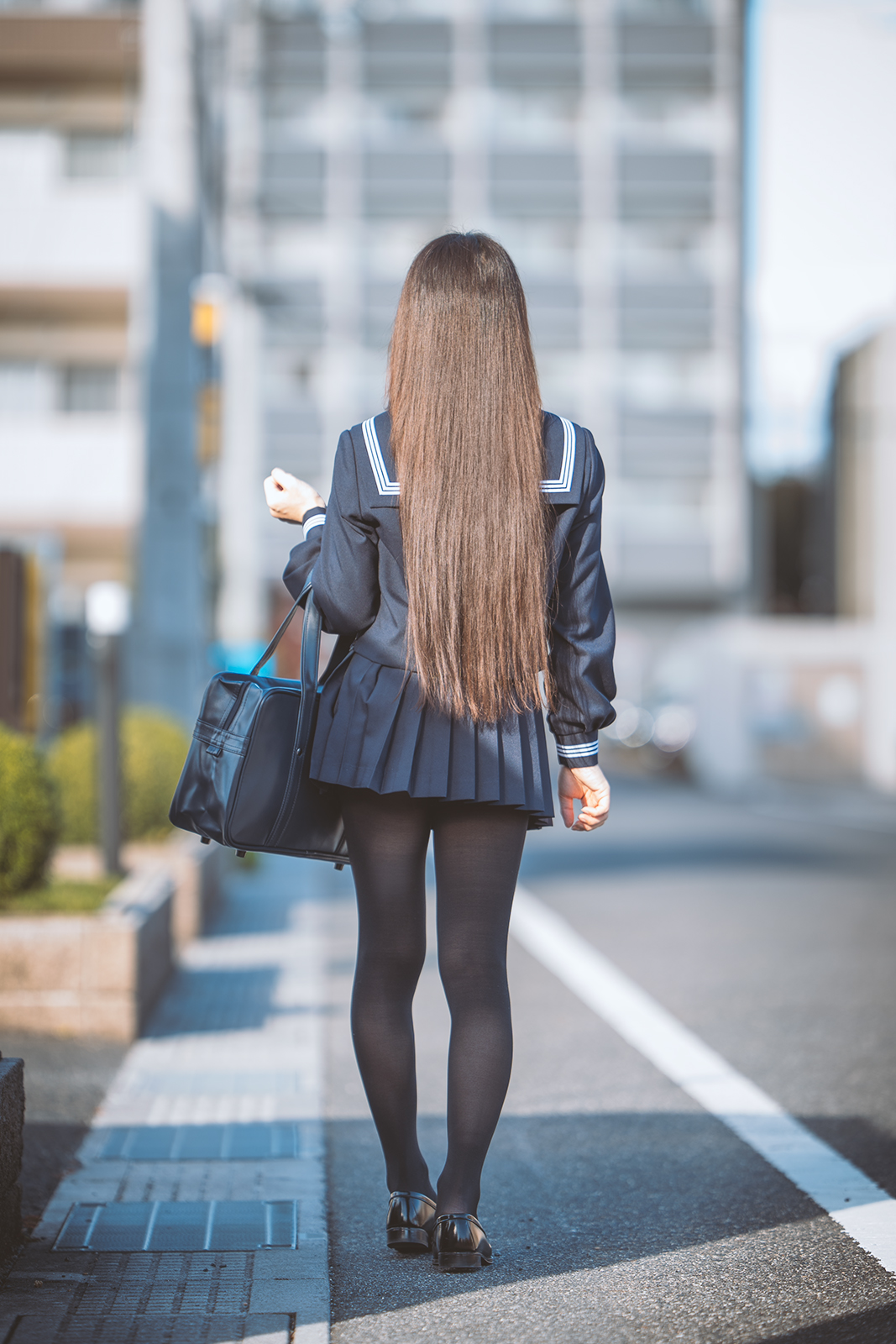 すちうる on Twitter: "セーラー服ミニスカートにマットな黒タイツの格好で外出している時のセルフポートレートです。お尻まで伸びている髪の毛は地毛です。 https://t.co ...