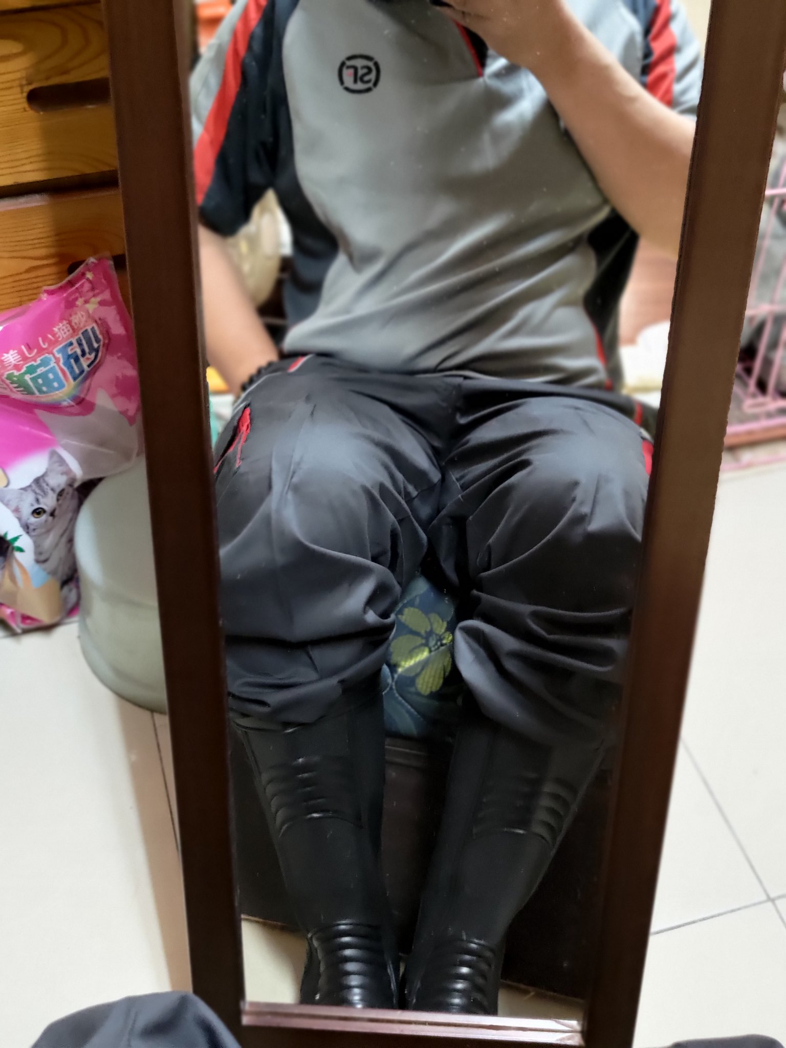 Dicky on Twitter: "混搭 順豐+雨鞋 然後又不小心弄髒了雨鞋😂😂 另有影片放在好友圈裡🤭🤭 https://t.co/ByhBe0En4G" / Twitter