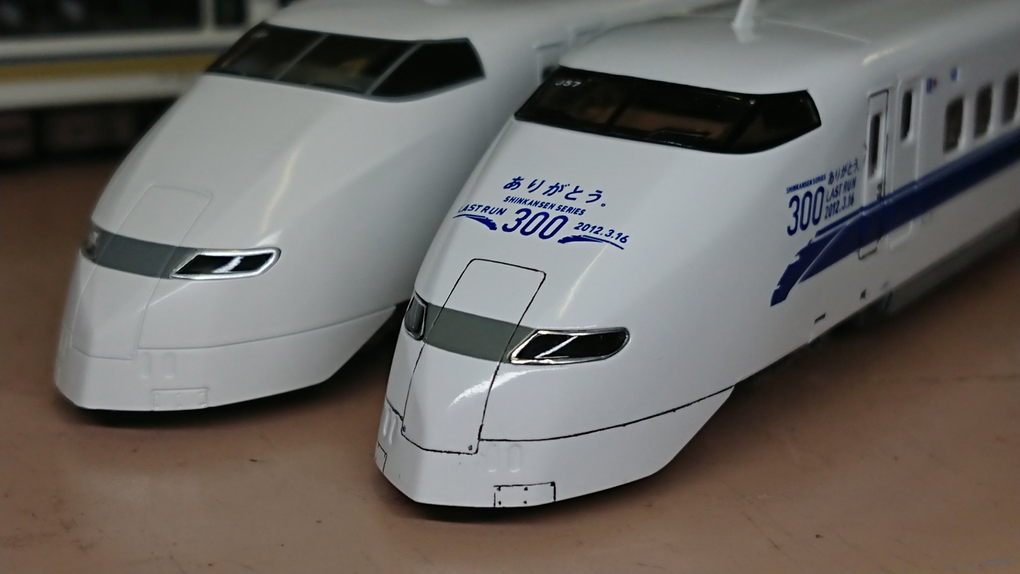 Tanimachi30000 on Twitter: "TOMIXと比較 フロントガラス形状の差で印象がかなり変わりますね スカート部の絞りがTOMIXが強く、目尻も丸いので イカついKATO ...