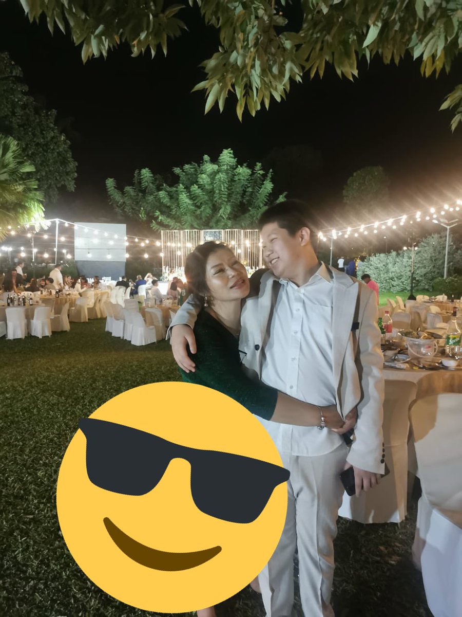 Amei on Twitter: "谢谢梅姐帮忙拍的。和儿子在婚礼唯一的照片。脚没有穿鞋。因为我一直忙着端盘。脚疼的不行。最后是光着脚丫子。走篇全场🤣🤣🤣🤣"