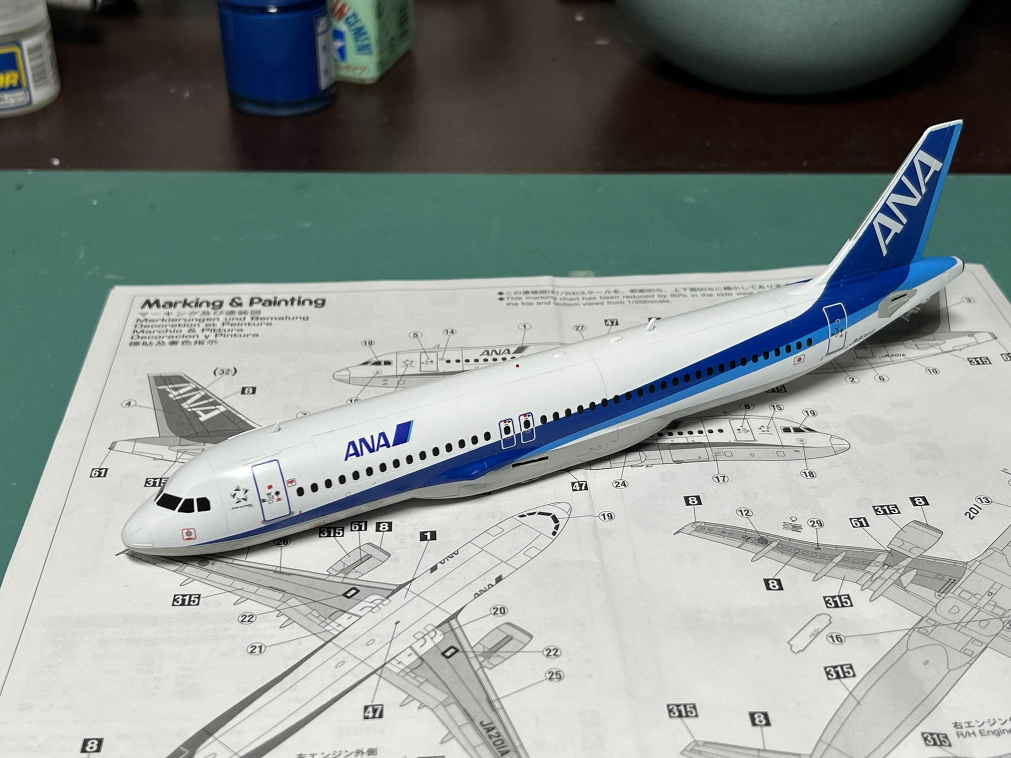 青眼鏡の模型作成記 on Twitter: "ハセガワ A320 ANA機作成記 胴体のデカール貼り作業。窓のデカールが若干曲がってしまったり歪んでしまった… https://t.co ...