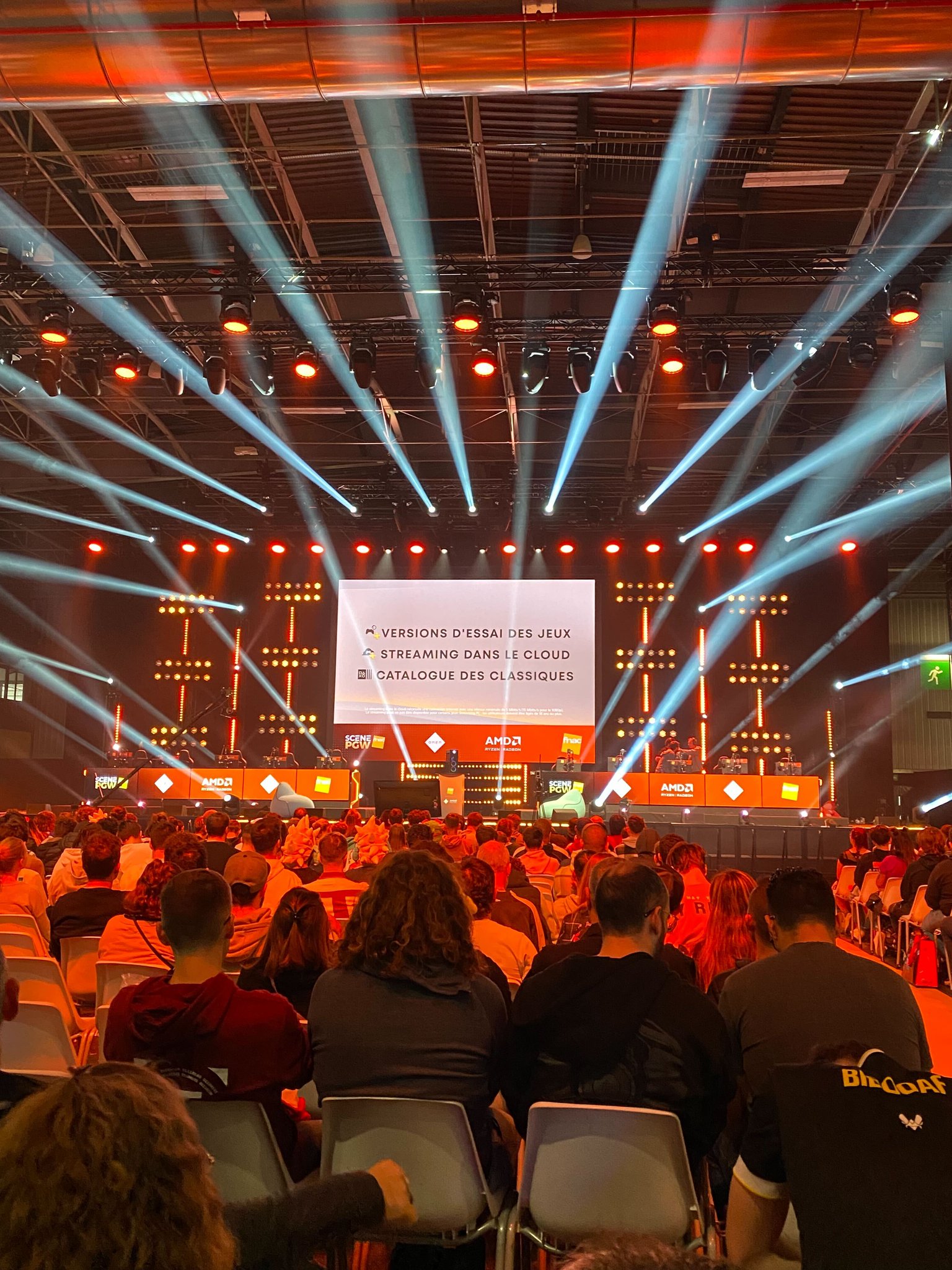 DomingoTV on Twitter: "PA, DFG et Xari sont à la PGW sur la scène @Fnac avec @OMENbyHP_fr & @AMD ...