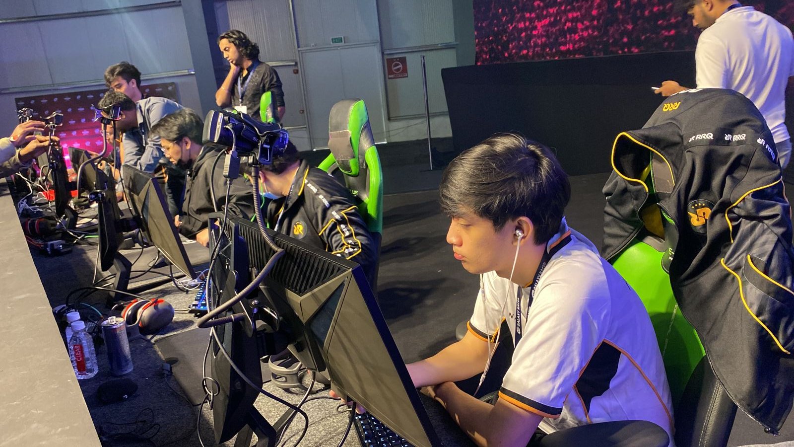 Team RRQ on Twitter: "Just setting up our things.. https://t.co/fv4jqvpz0E" / Twitter