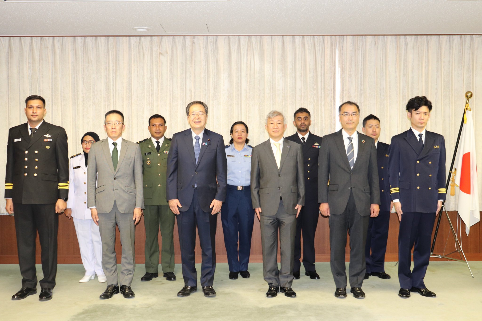 海上保安庁 on Twitter: "11月14日(月)、斉藤大臣は、海上保安政策プログラム8期の研修生7名による表敬訪問を受け、研修生が本プログラムへの意気込みを述べた後、斉藤大臣が、研修生 ...