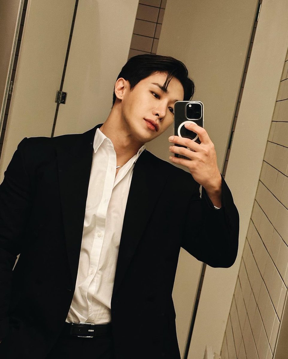 Wonhina • fan account on Twitter: "Wonho + suit + mirror selfie = 💯"