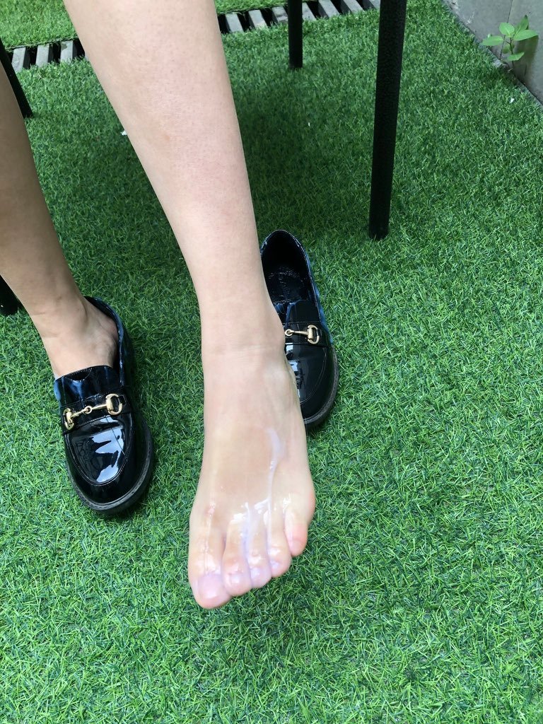 绿叶 On Twitter 图一：女友在地铁上被脸上的人射了一裙子。 图二：女友让你把她脚上的精液舔干净，脚趾缝也不能放过。 绿帽 绿奴 Ntr 淫妻 出轨 背叛 出卖 纯