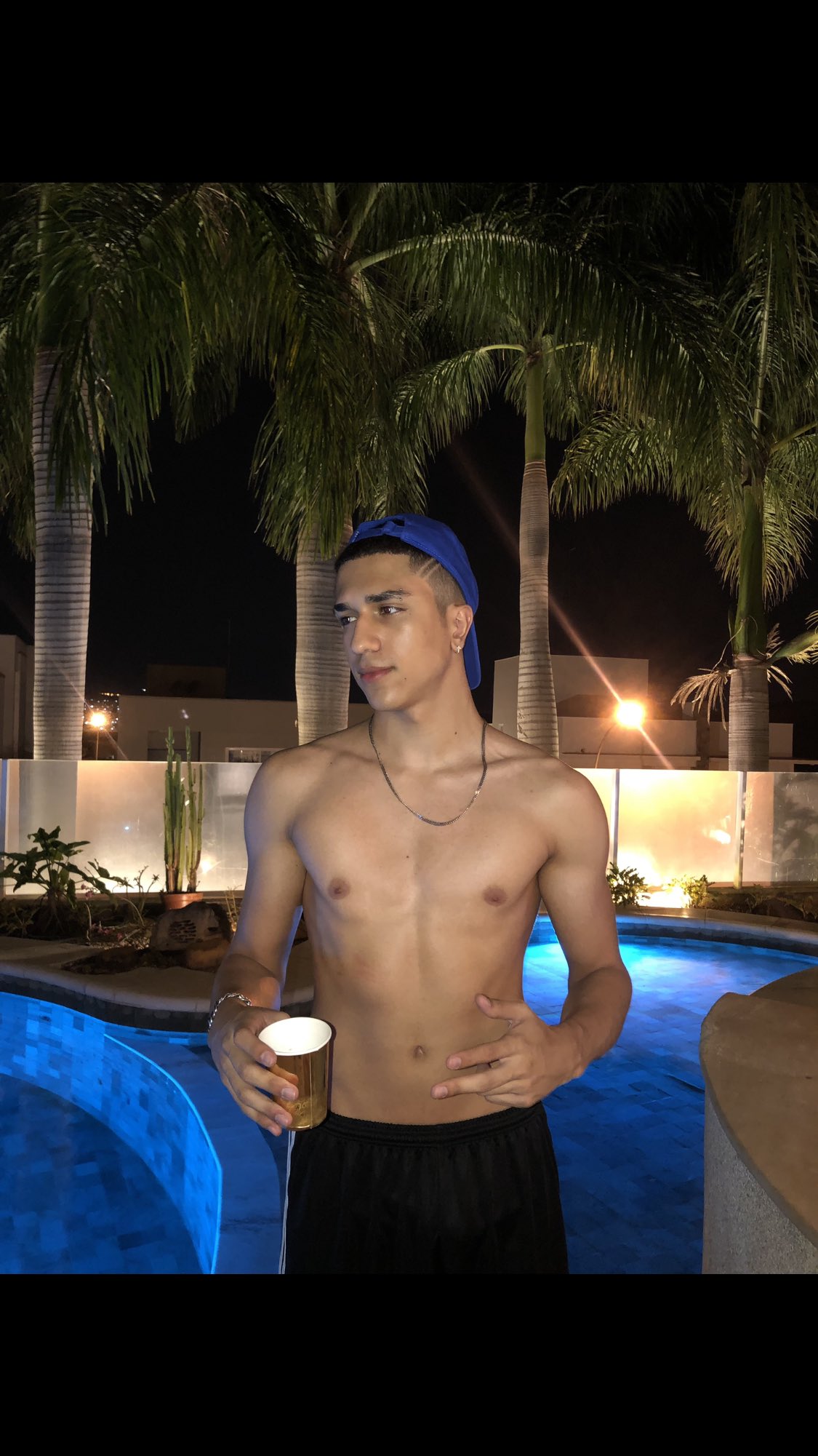 Thzin⚡️ on Twitter: "Essa foto d perfil so pq eu tava estralando de gostoso https://t.co ...