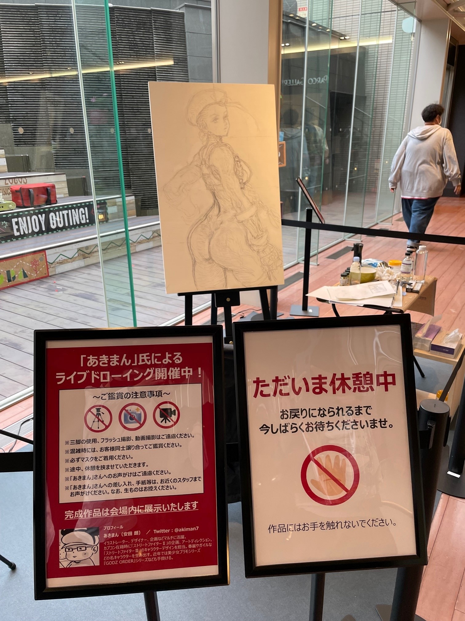 カプコン公式 CAP’ARTWORK on Twitter: "あきまん先生、初めての休憩～ ＃大阪SF展 https://t.co/oSOQkSQGsm" / Twitter