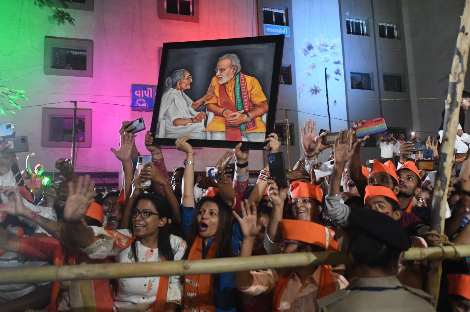 नंदिता ठाकुर 🇮🇳 on Twitter: "भाजपा की शक्ति - नारी शक्ति … glimpses of PM Modi’s road show in ...